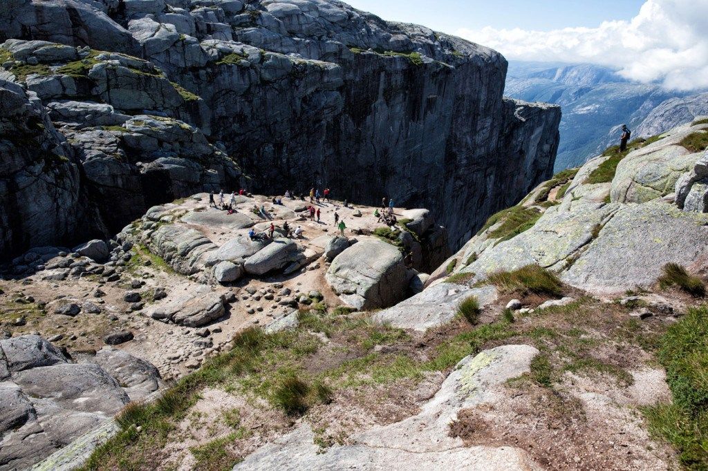 How to Hike to Kjeragbolten: The Complete Guide – Earth Trekkers