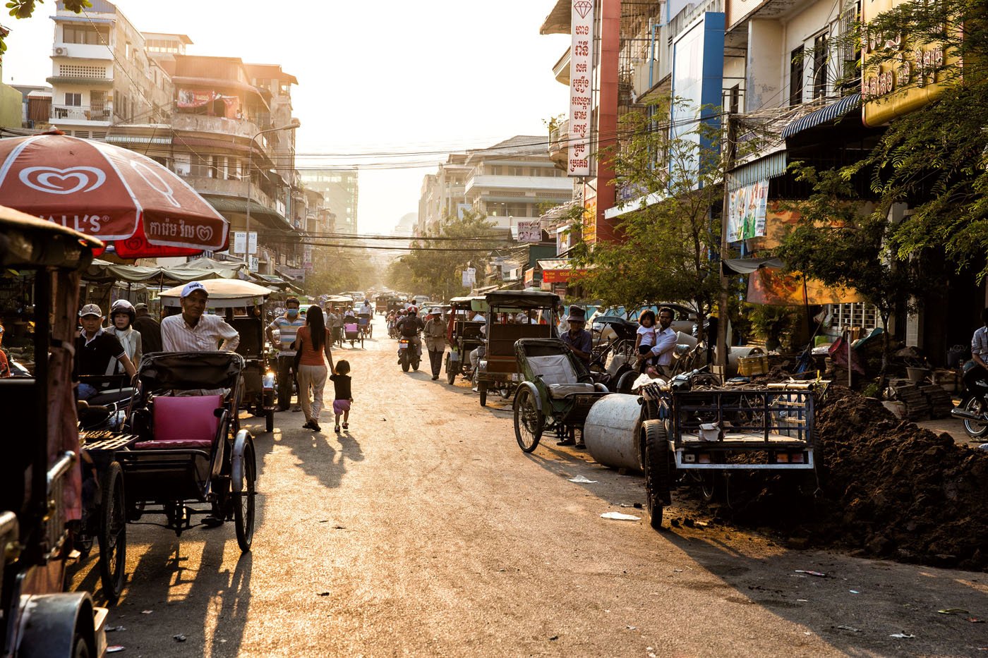 Walking the Streets of Phnom Penh | Earth Trekkers