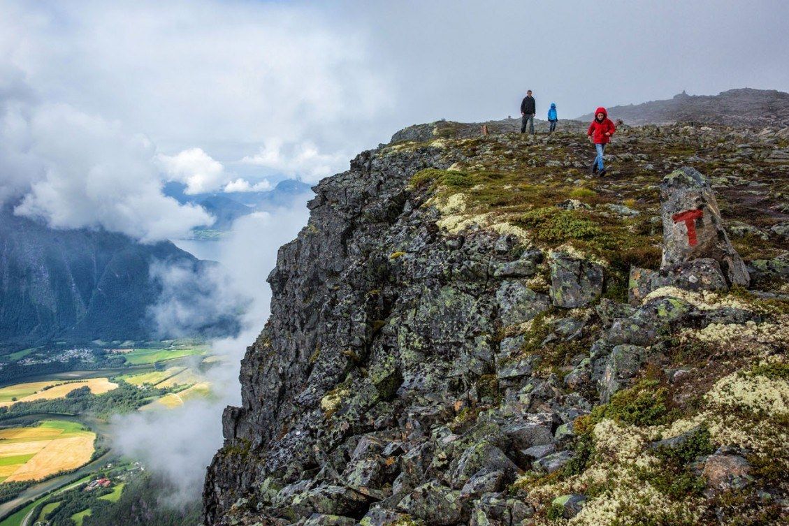 Hiking Romsdalseggen Ridge in Norway (+ Photos & Helpful Tips) – Earth ...