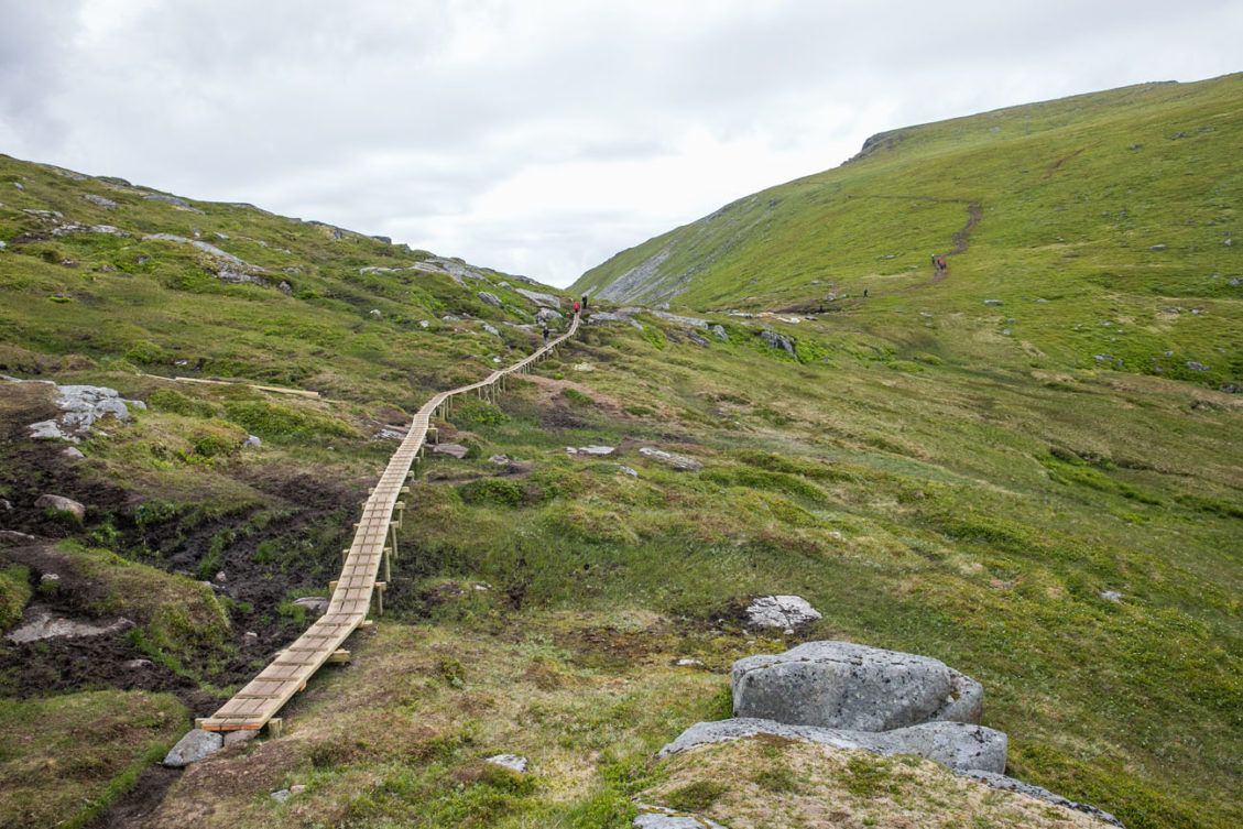 How to Hike Ryten and Enjoy the View over Kvalvika Beach – Earth Trekkers