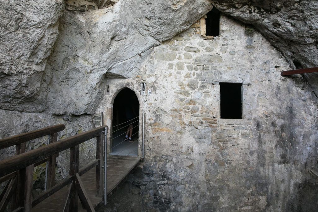 How to Day Trip to Škocjan Caves and Predjama Castle in Slovenia ...